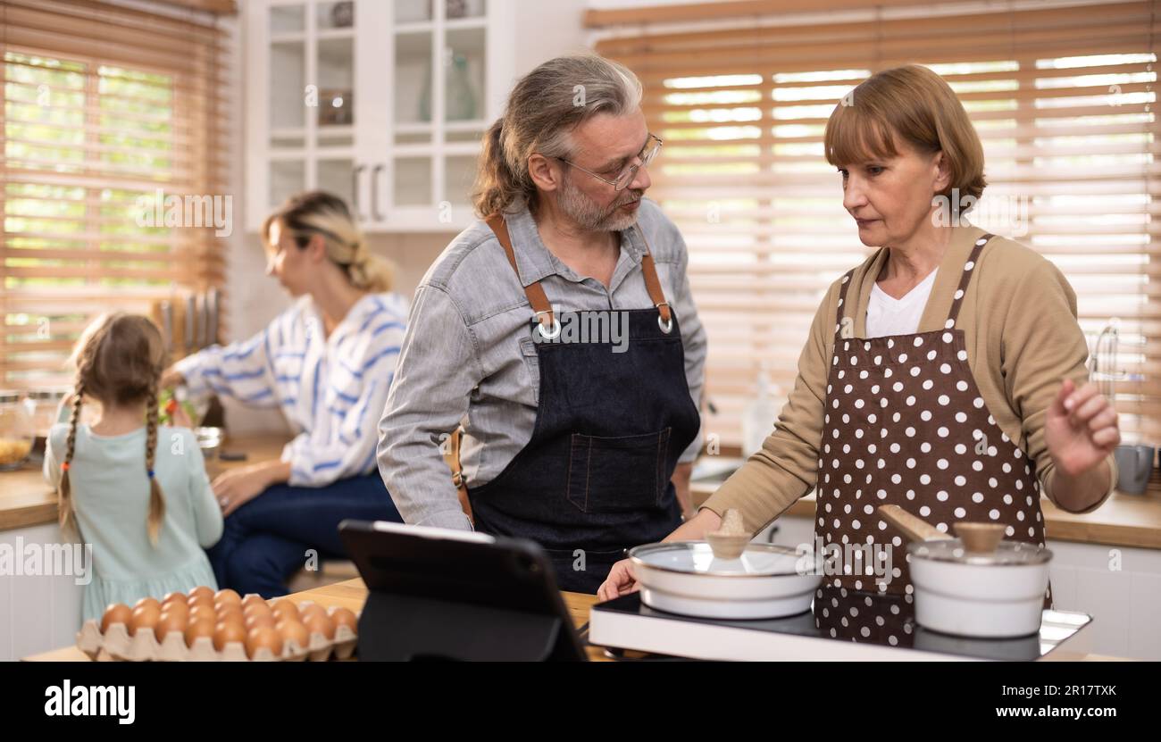 Papy et mamie cuisinent Banque de photographies et d’images à haute ...