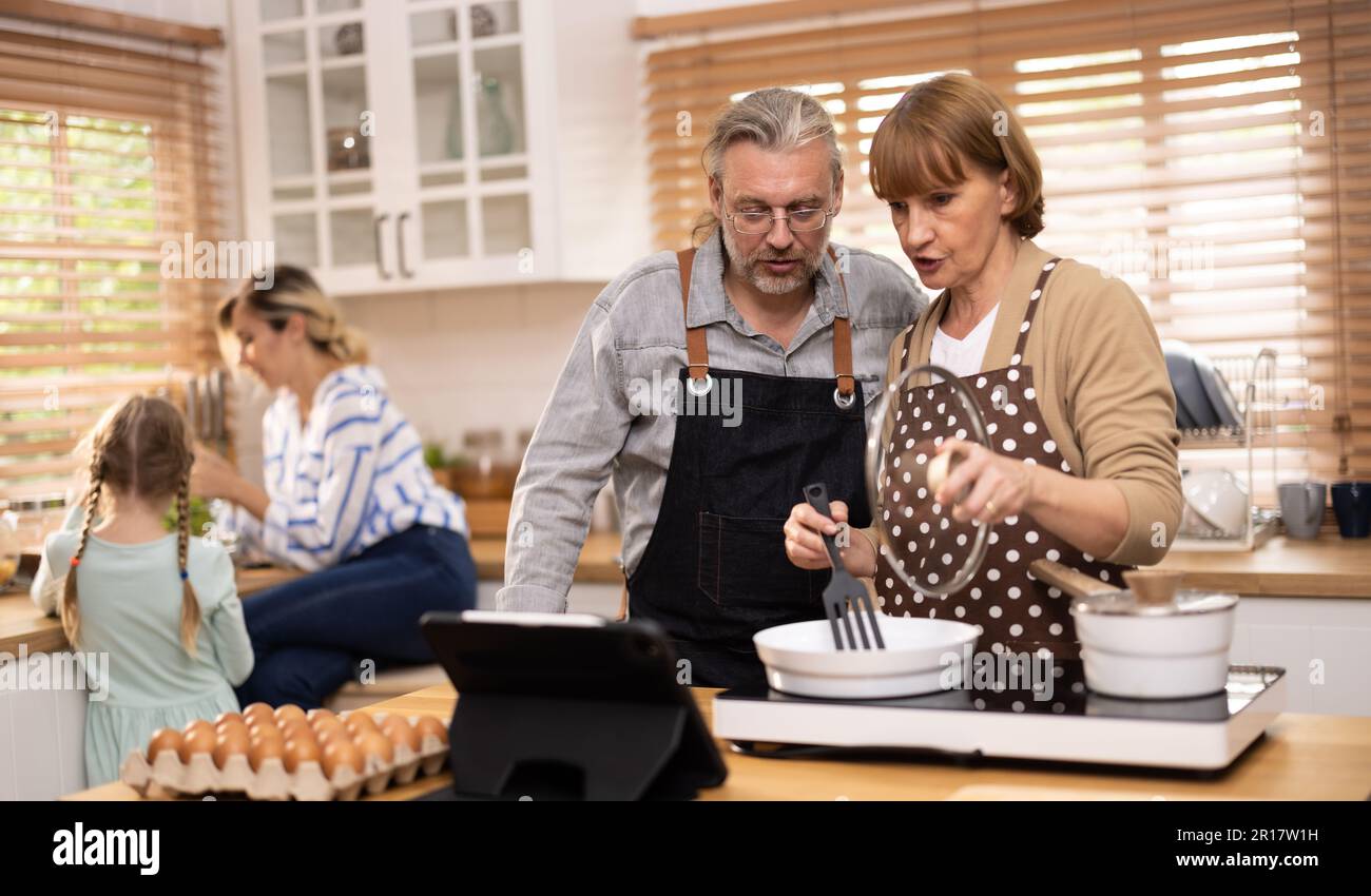 Les membres de la famille multigénérationnelle explorent de nouvelles ...