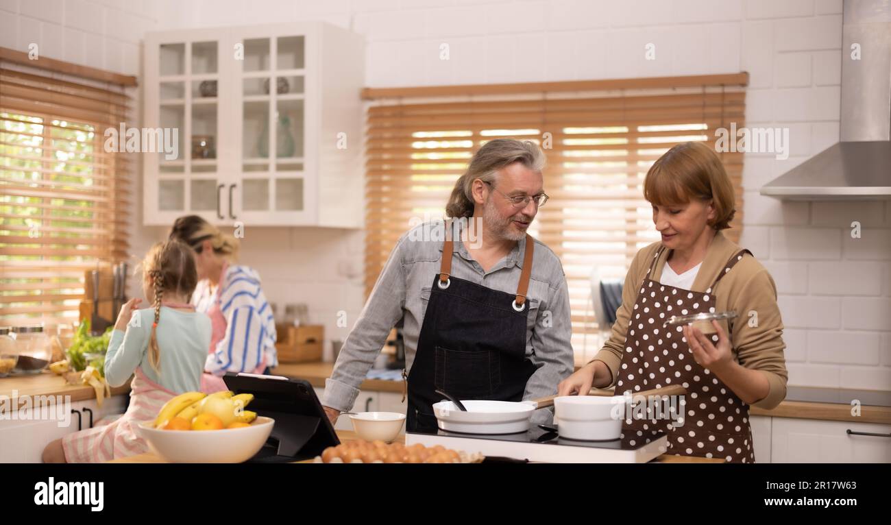 Papy et mamie cuisinent Banque de photographies et d’images à haute ...