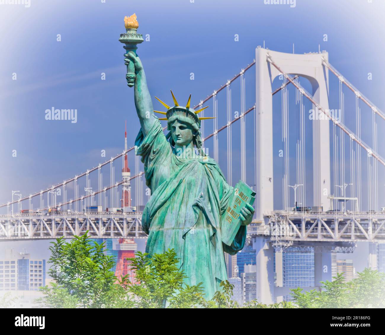 Statue of liberty and rainbow bridge Banque de photographies et d ...