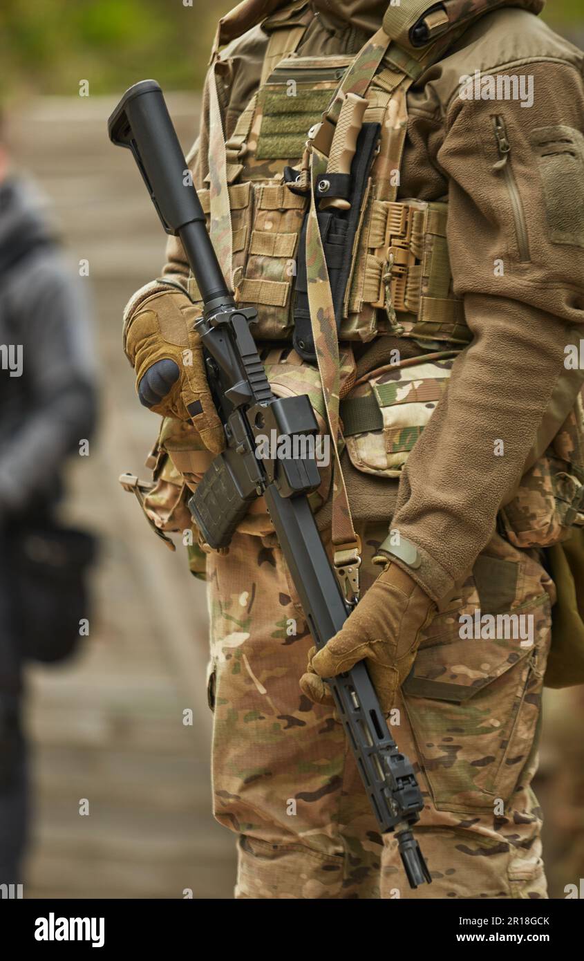 Soldat ukrainien armé d'un fusil d'assaut américain moderne équipé d'un ...