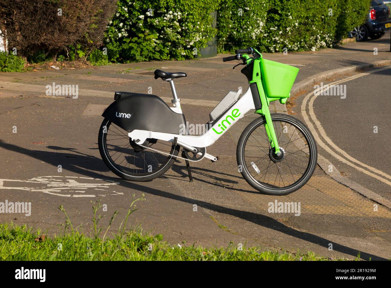 Loué Lime location cycle e vélo / e vélos électriques mal garés par un ...