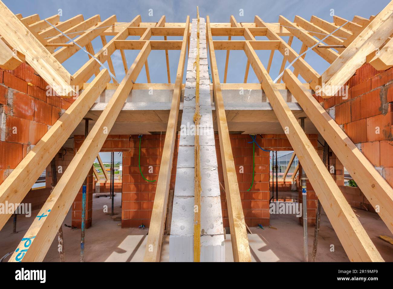 structure de toit en construction d'une nouvelle maison construite ...