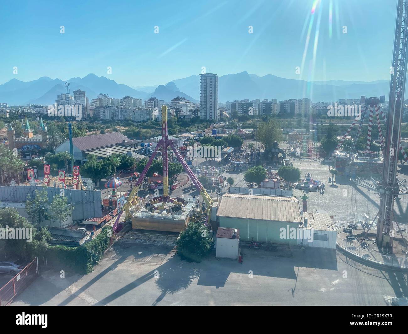 Vue panoramique de la ville à travers le verre depuis la cabine de la ...