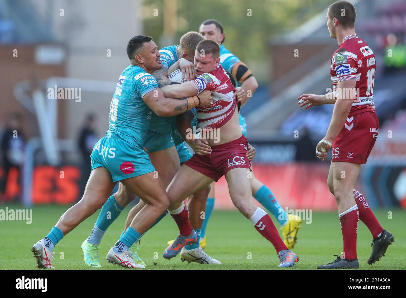 Morgan Smithies #13 de Wigan Warriors est affronté pendant le match de ...