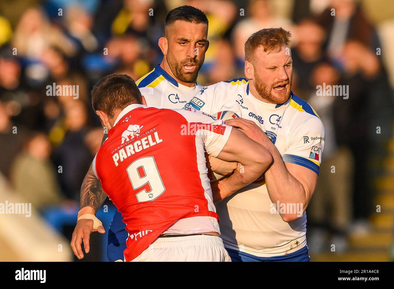 Joe Bullock #19 de Warrington Wolves est abordé par Matt Parcell #9 de ...
