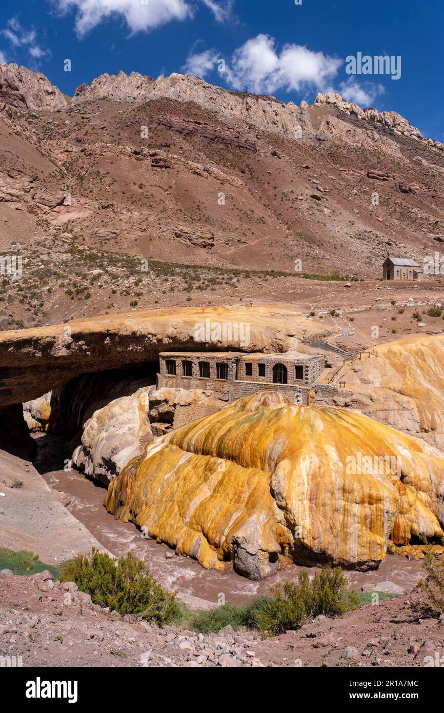 Dépôts de travertin colorés de la source minérale à Puente del Inca ...
