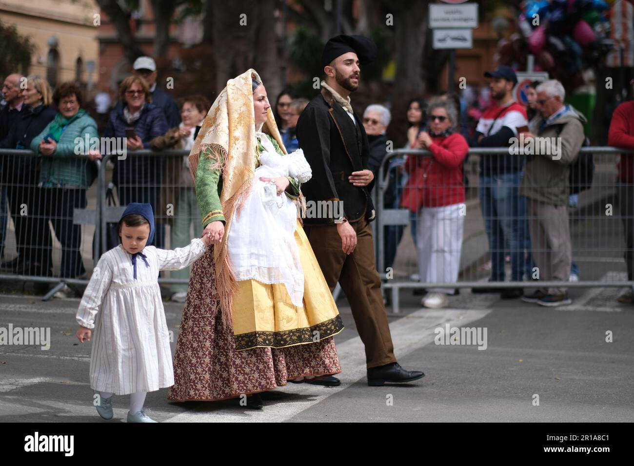 La famille sarde vêtue de leurs costumes traditionnels avec des ...