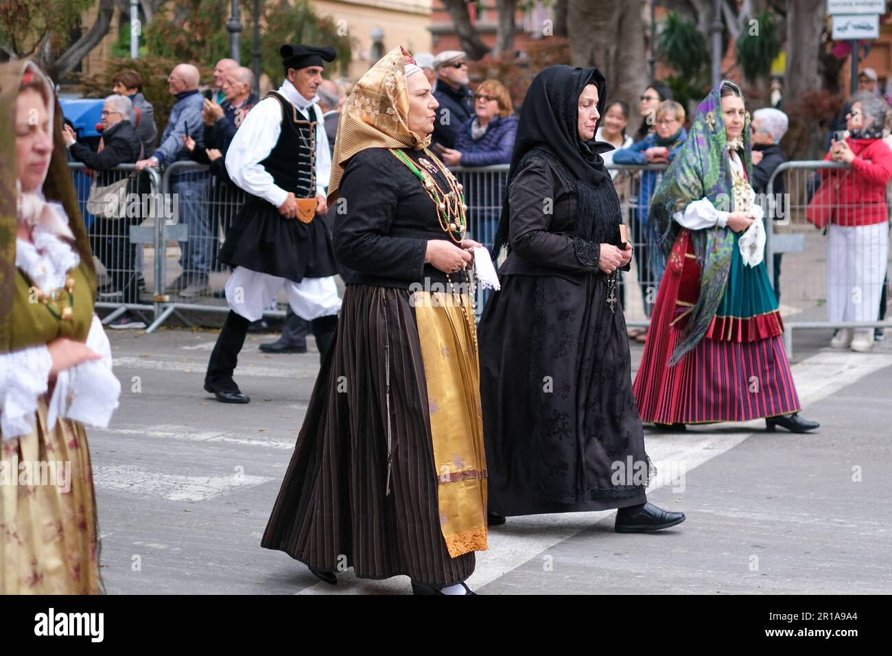 Les femmes sardes vêtues de costumes traditionnels folkloriques, avec ...