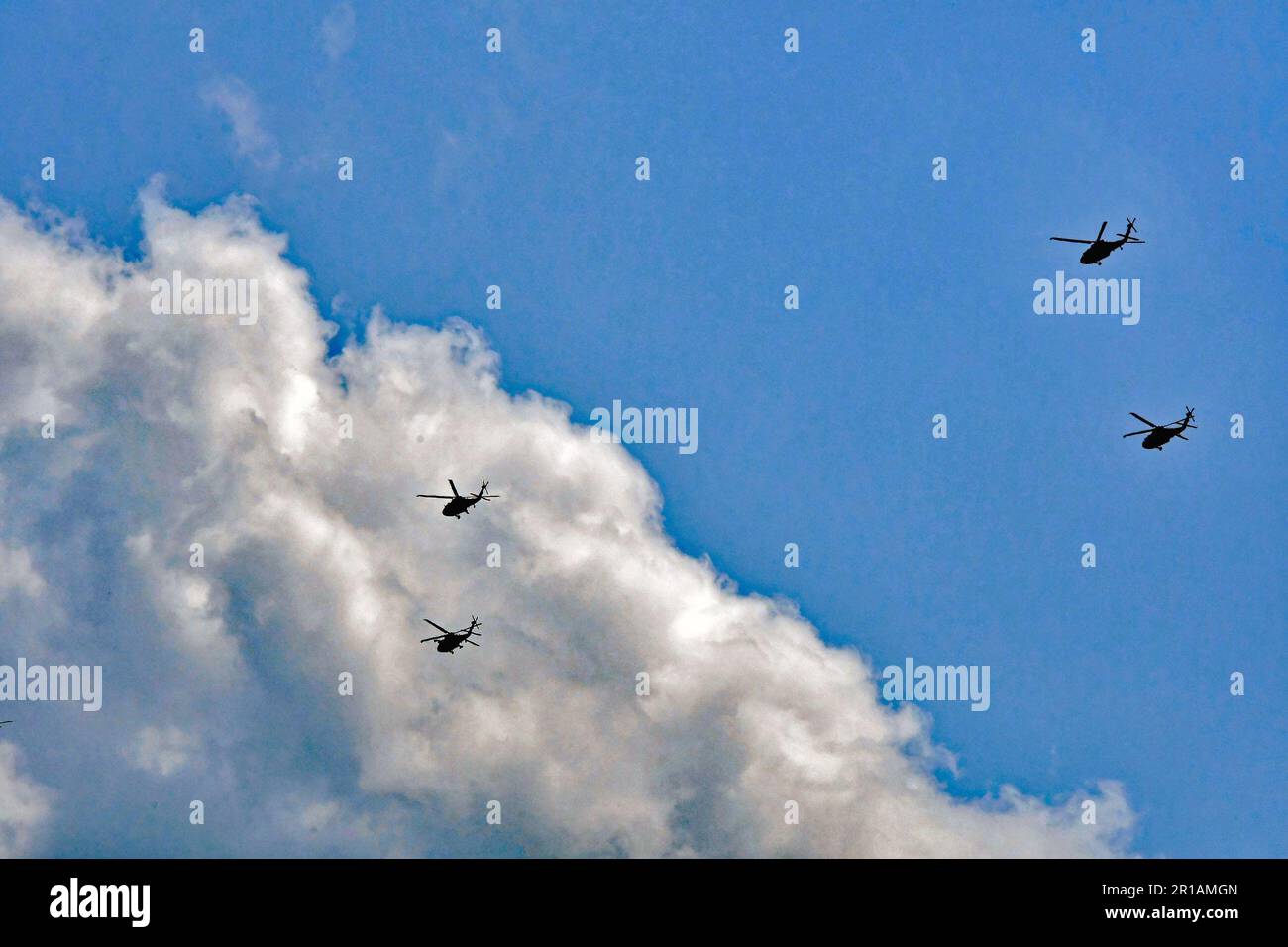 EMPORIA, KANSAS - le 12 MAI 2023 vol de 4 hélicoptères de la Garde ...