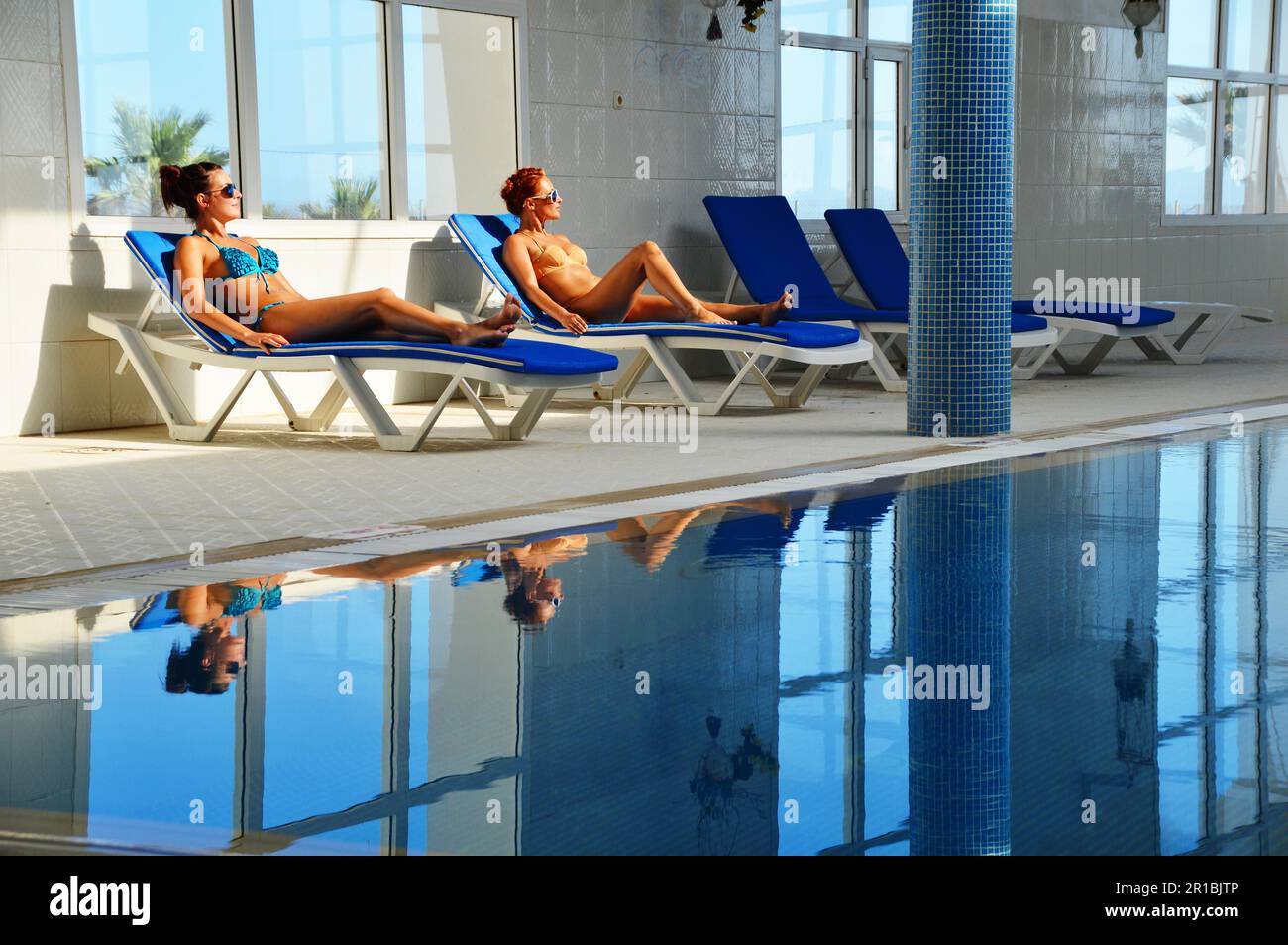Deux Femmes Au Bord De La Piscine Banque De Photographies Et Dimages à