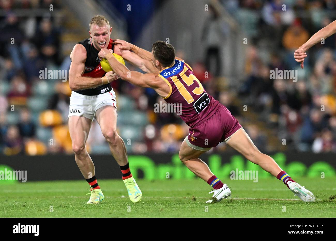 Nick Hind (à gauche) des bombardiers passe devant Dayne Zorko (à droite ...