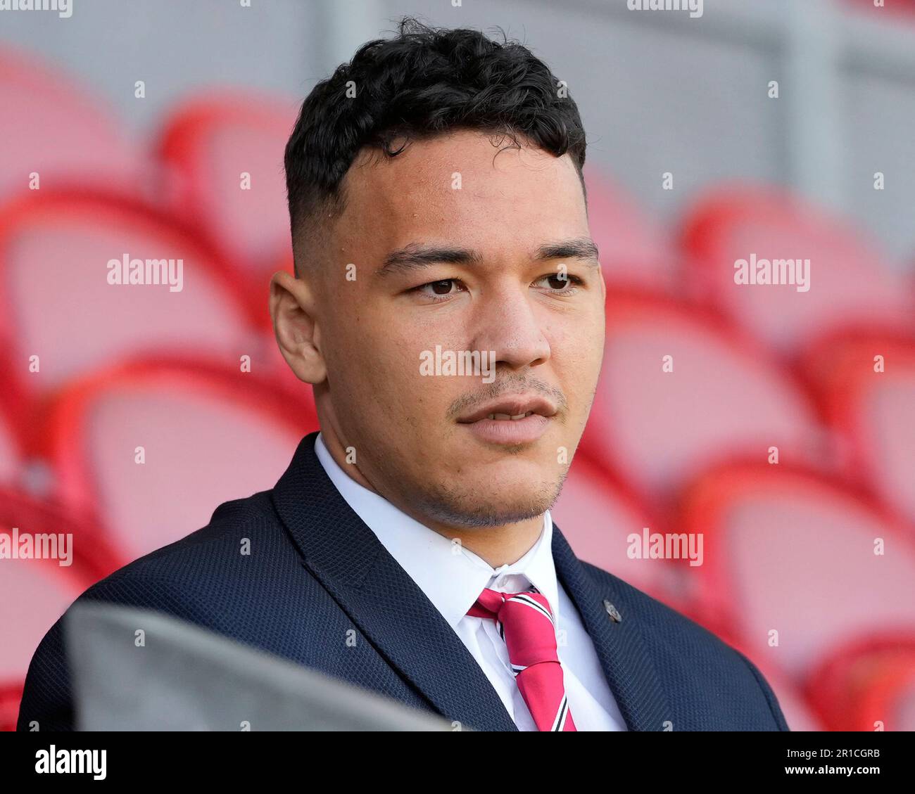 Tyler Dupree #16 de Salford Red Devils regarde le jeu de réserve avant ...