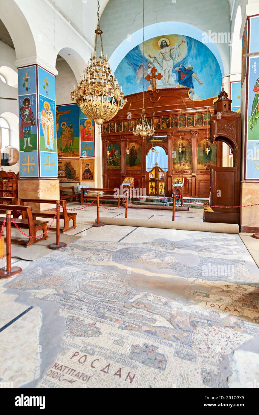 Jordanie. Madaba. La carte de Madaba à l'intérieur de la basilique ...