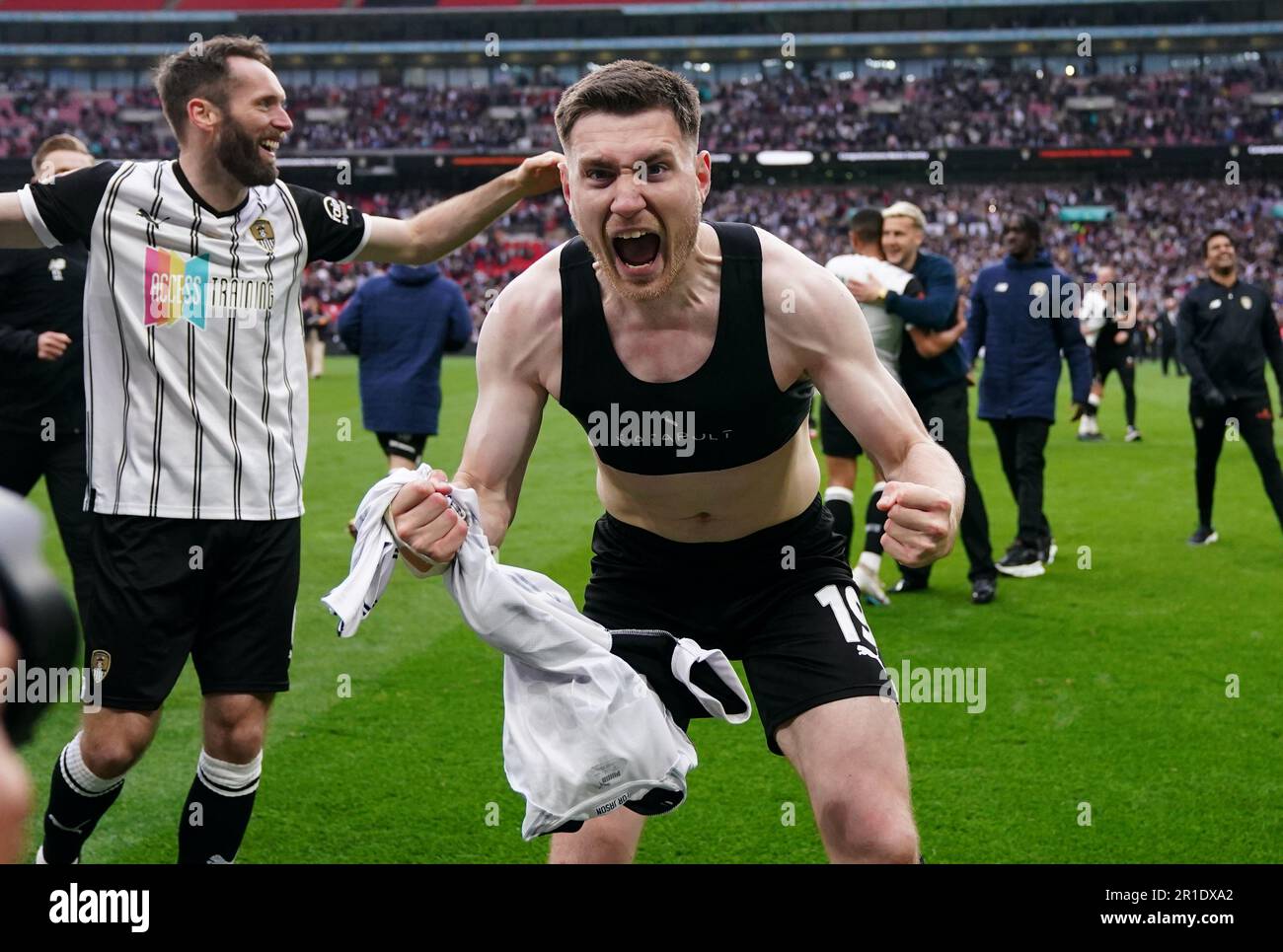 Cedwyn Scott, du comté de Notts, célèbre après avoir marqué la pénalité ...