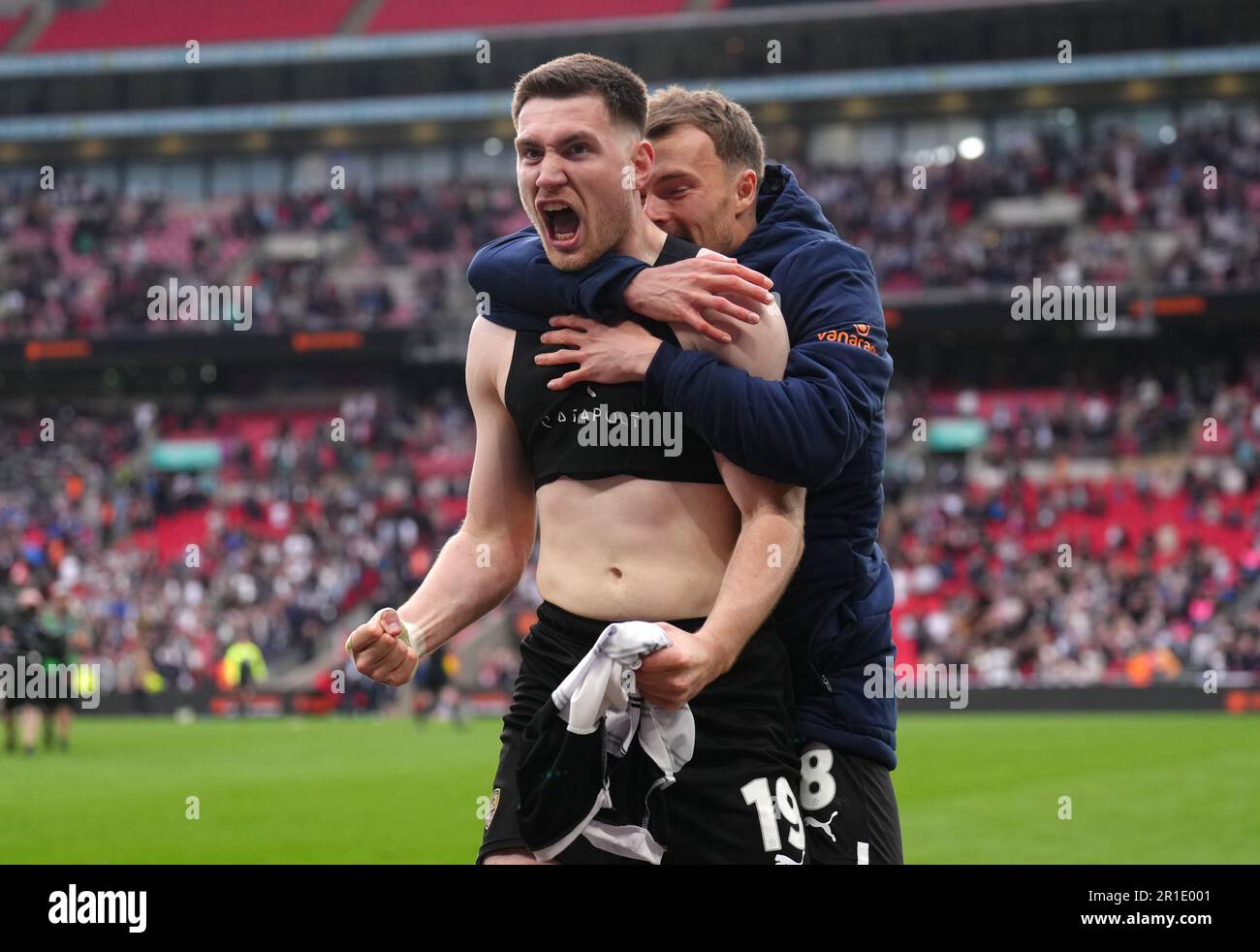 Cedwyn Scott, du comté de Notts, célèbre après avoir marqué la pénalité ...