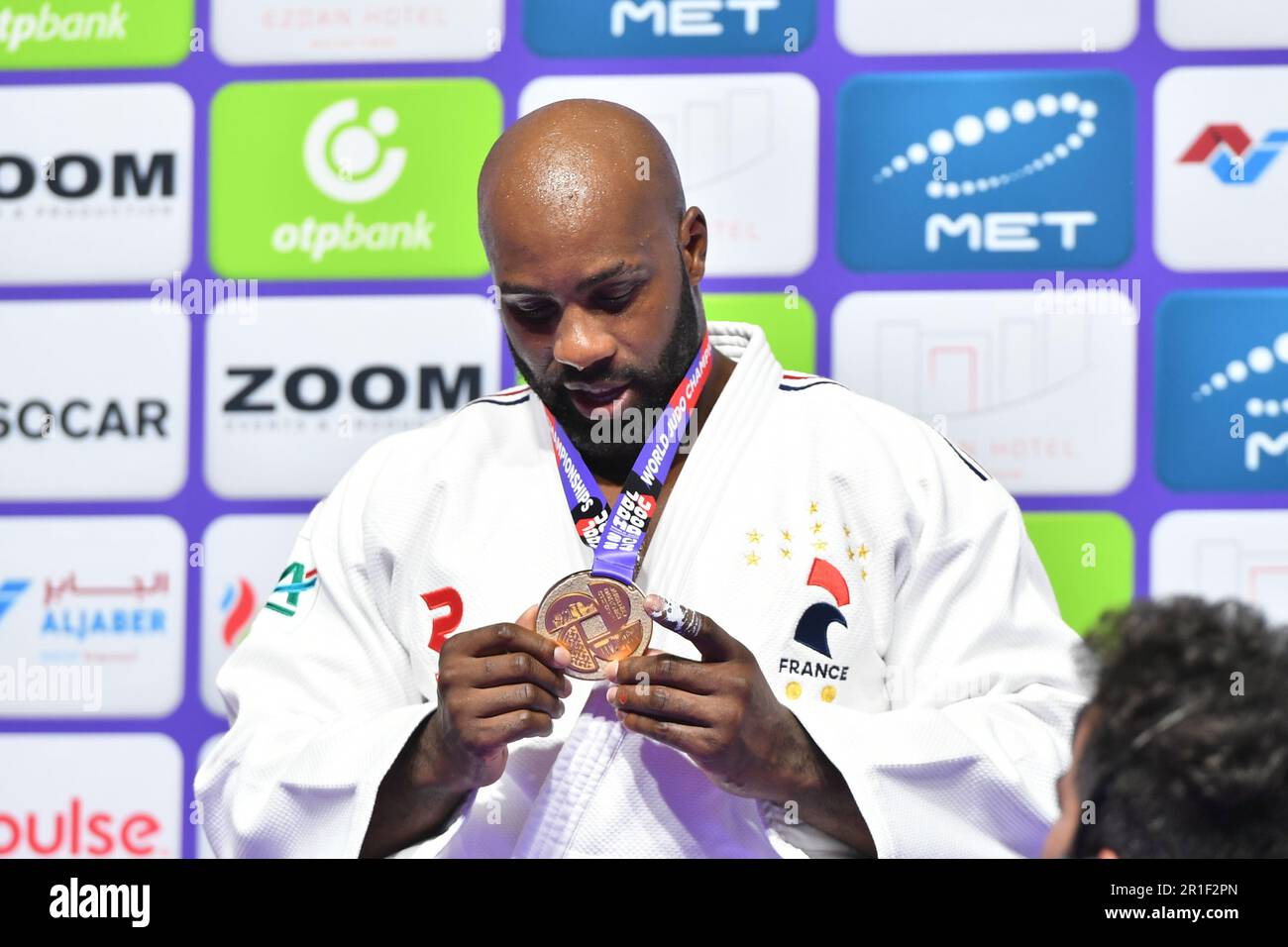 Teddy Riner en France pose avec la médaille d'or après avoir remporté ...