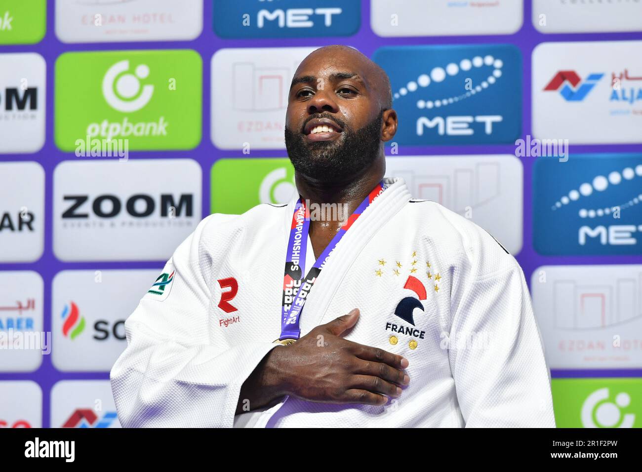 Teddy Riner en France pose avec la médaille d'or après avoir remporté ...