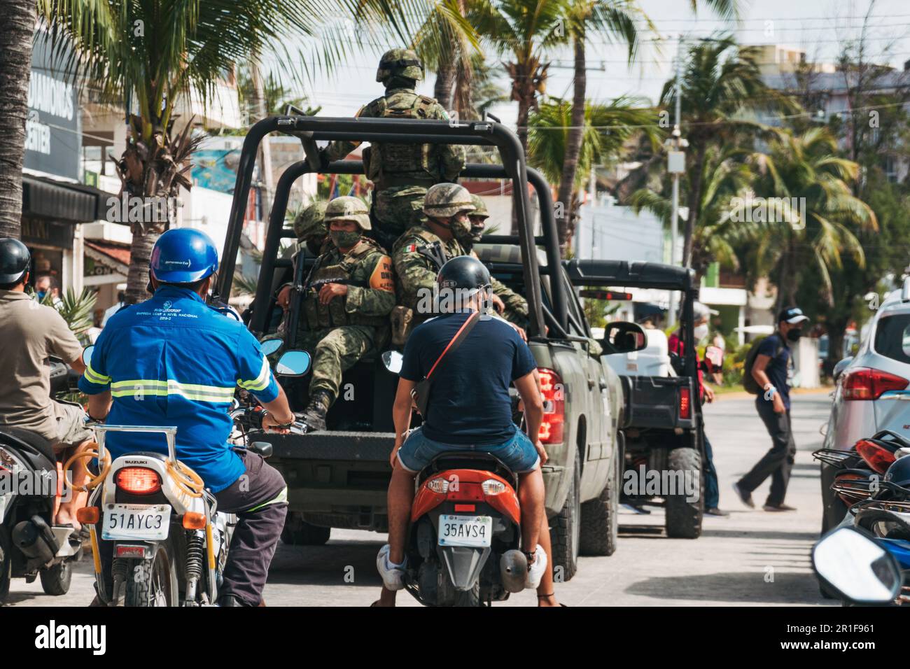 Camion militaire armée de terre Banque de photographies et d’images à haute résolution - Page 2 ...