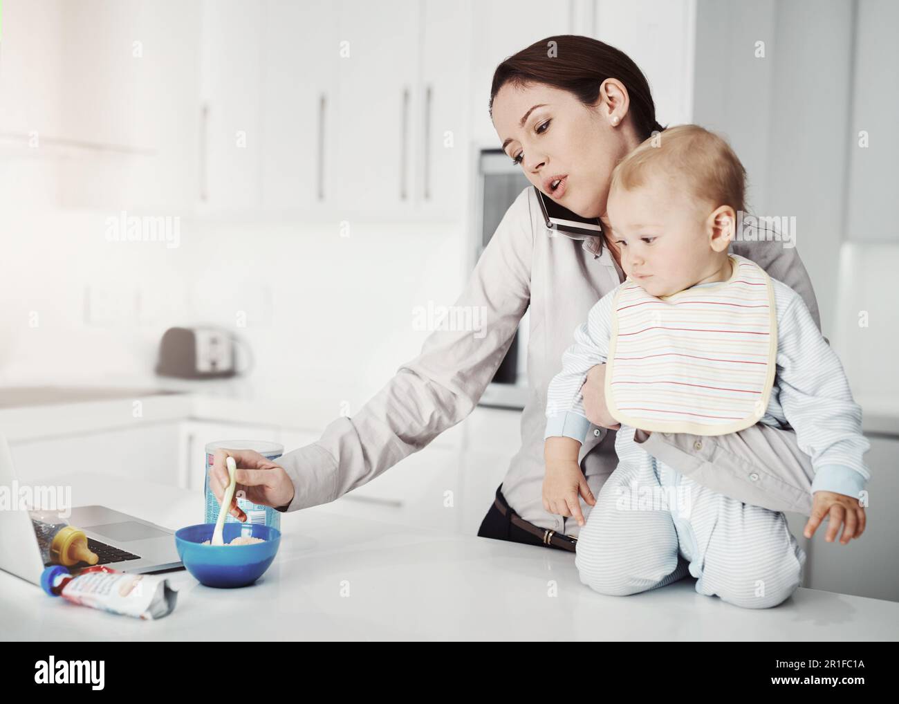 Famille, bébé et mère avec multitâche, à la maison et appel ...