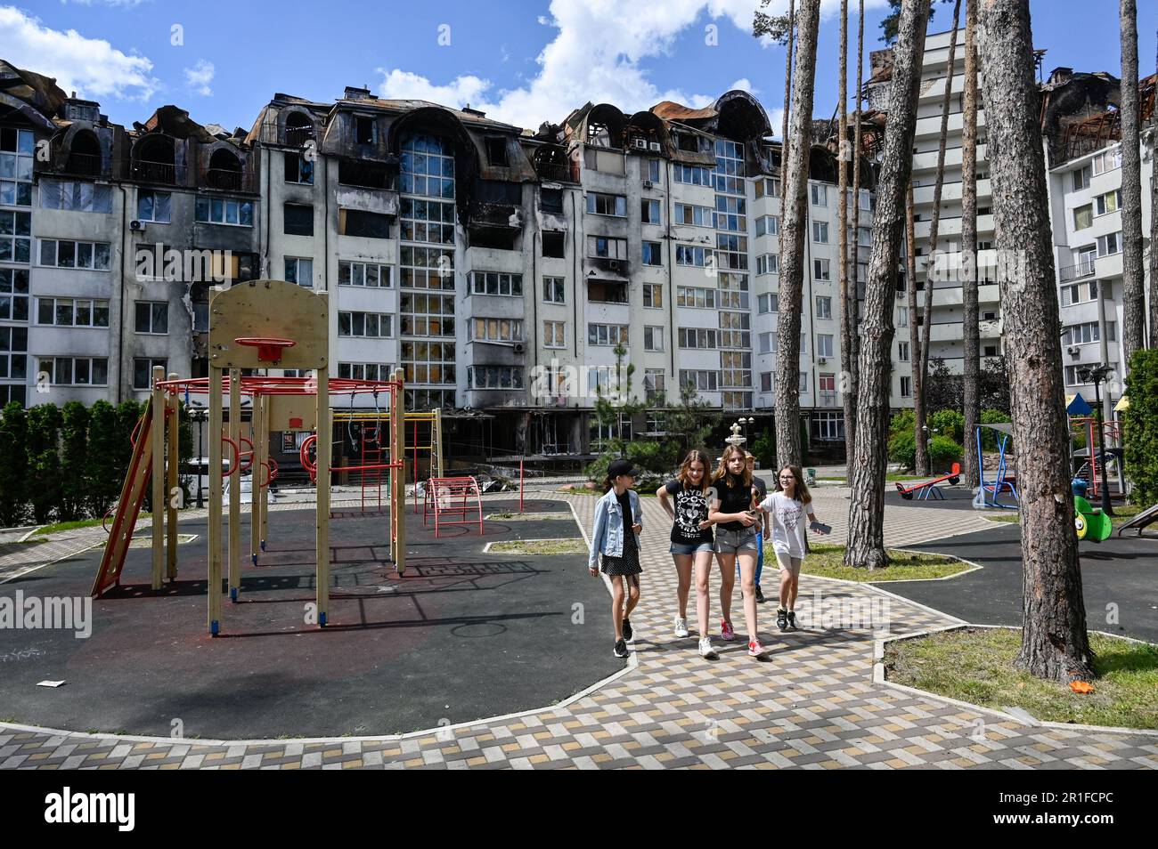 Irpin, Ukraine. 13th mai 2023. Les adolescents se promènent sur une aire de jeux près d'un ...