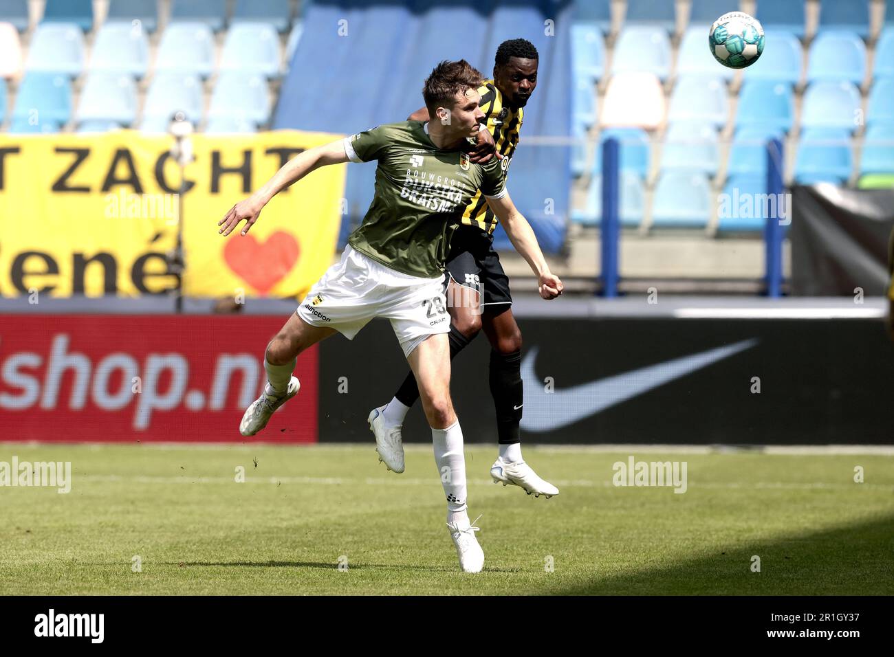 ARNHEM - (lr) Roberts Uldrikis de SC Cambuur, Nicolas Isimat Mirin de ...