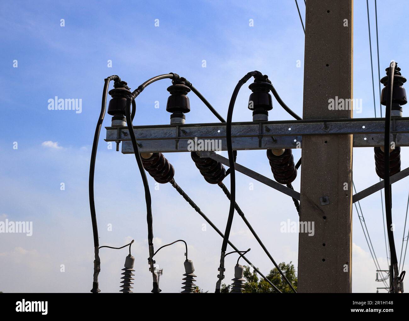 Vue rapprochée de la borne haute tension, tour haute tension, avec construction haute tension et ...