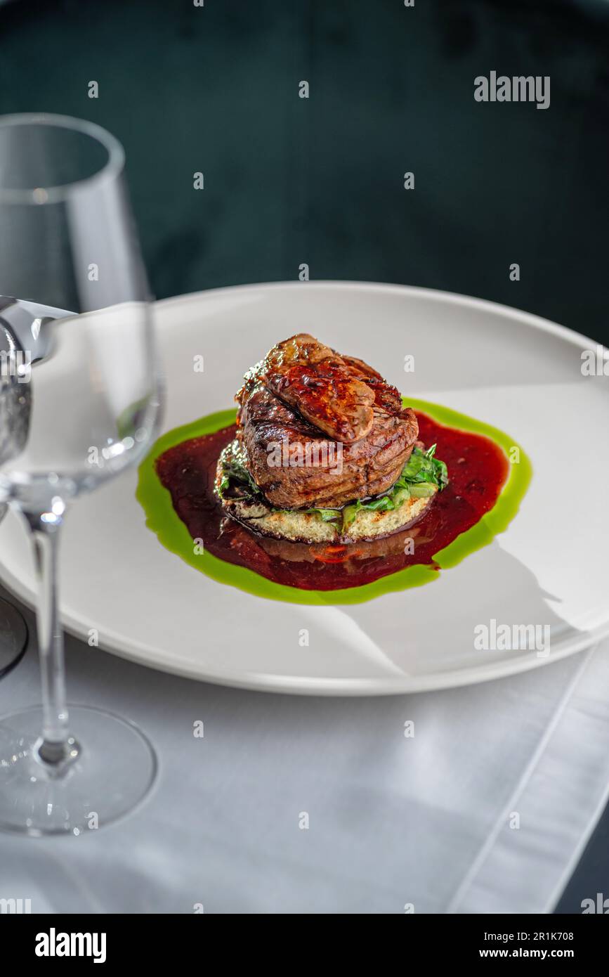 Tournedos Rossini. Foie gras de canard, filet de bœuf Black Angus ...