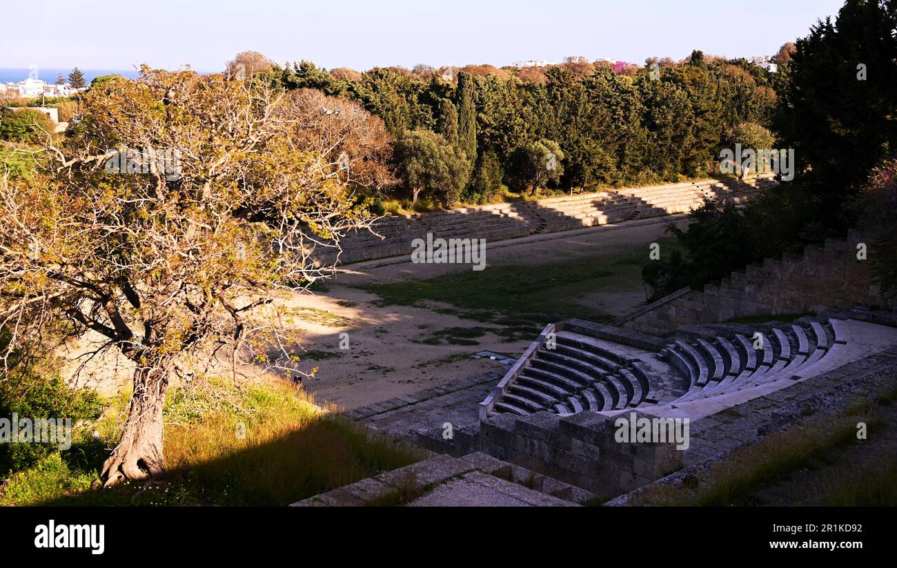 Ancien amphithéâtre odeon construit en pierre sur l'île de Rhodes. Sur ...
