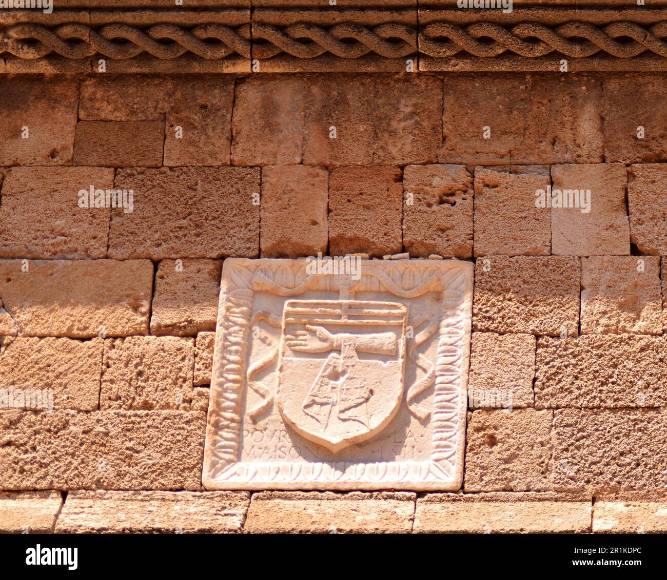 Trois armoiries des maîtres du cheveu en pierre sur le mur d'une ...