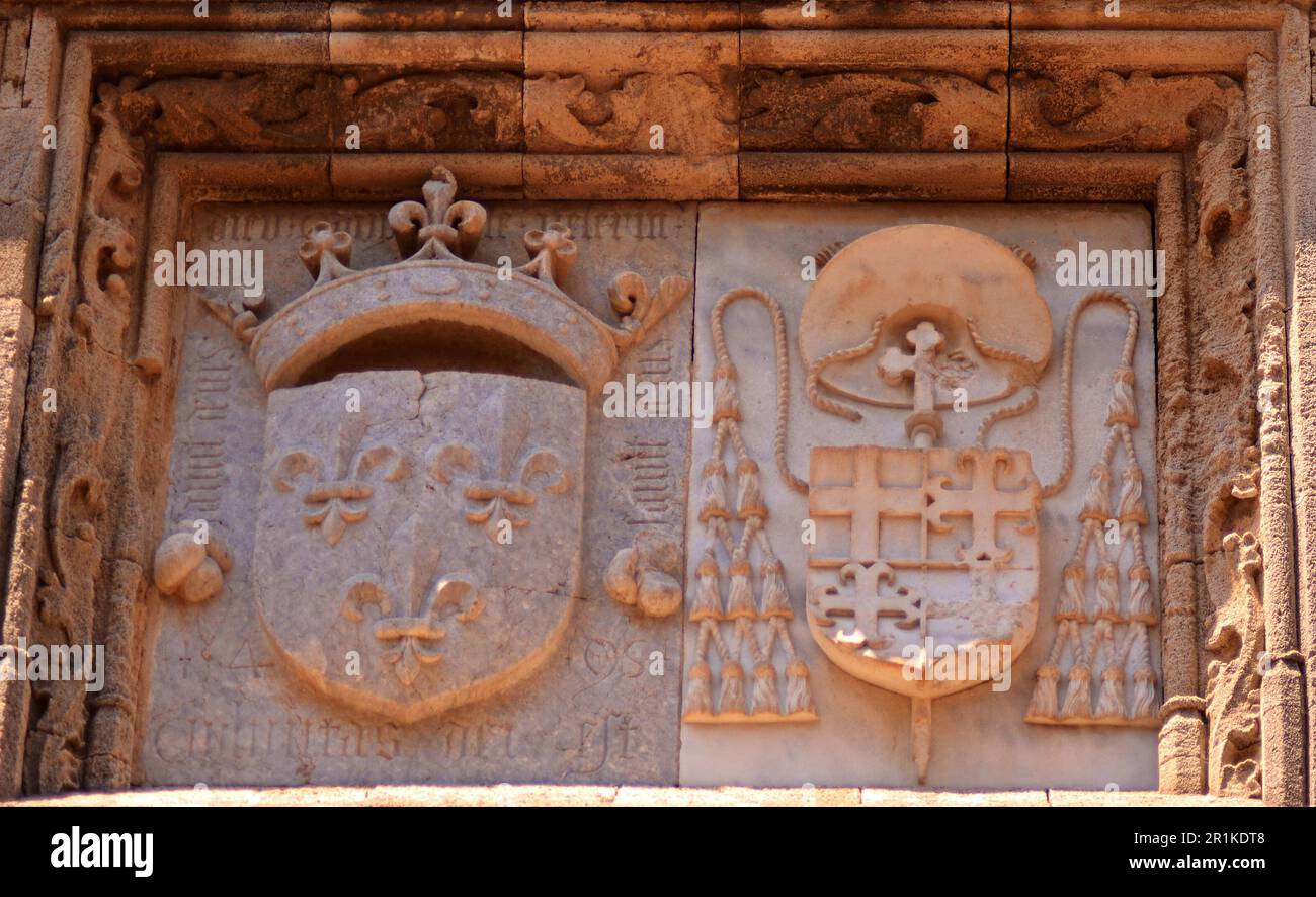 Trois armoiries des maîtres du cheveu en pierre sur le mur d'une ...