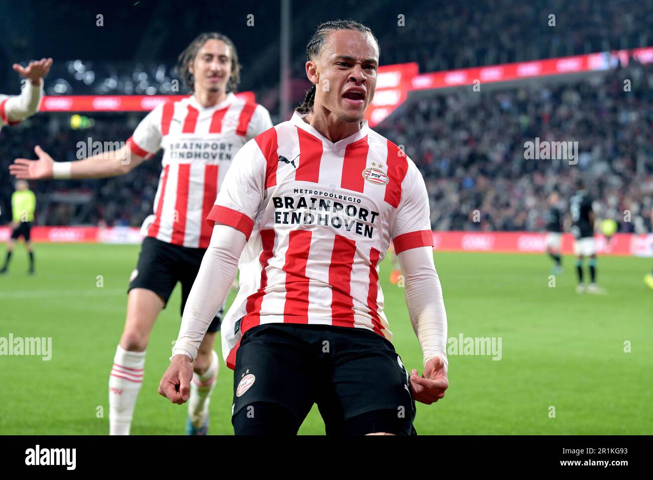 EINDHOVEN - Xavi Simons du PSV Eindhoven fête le 2-1 lors du match de ...