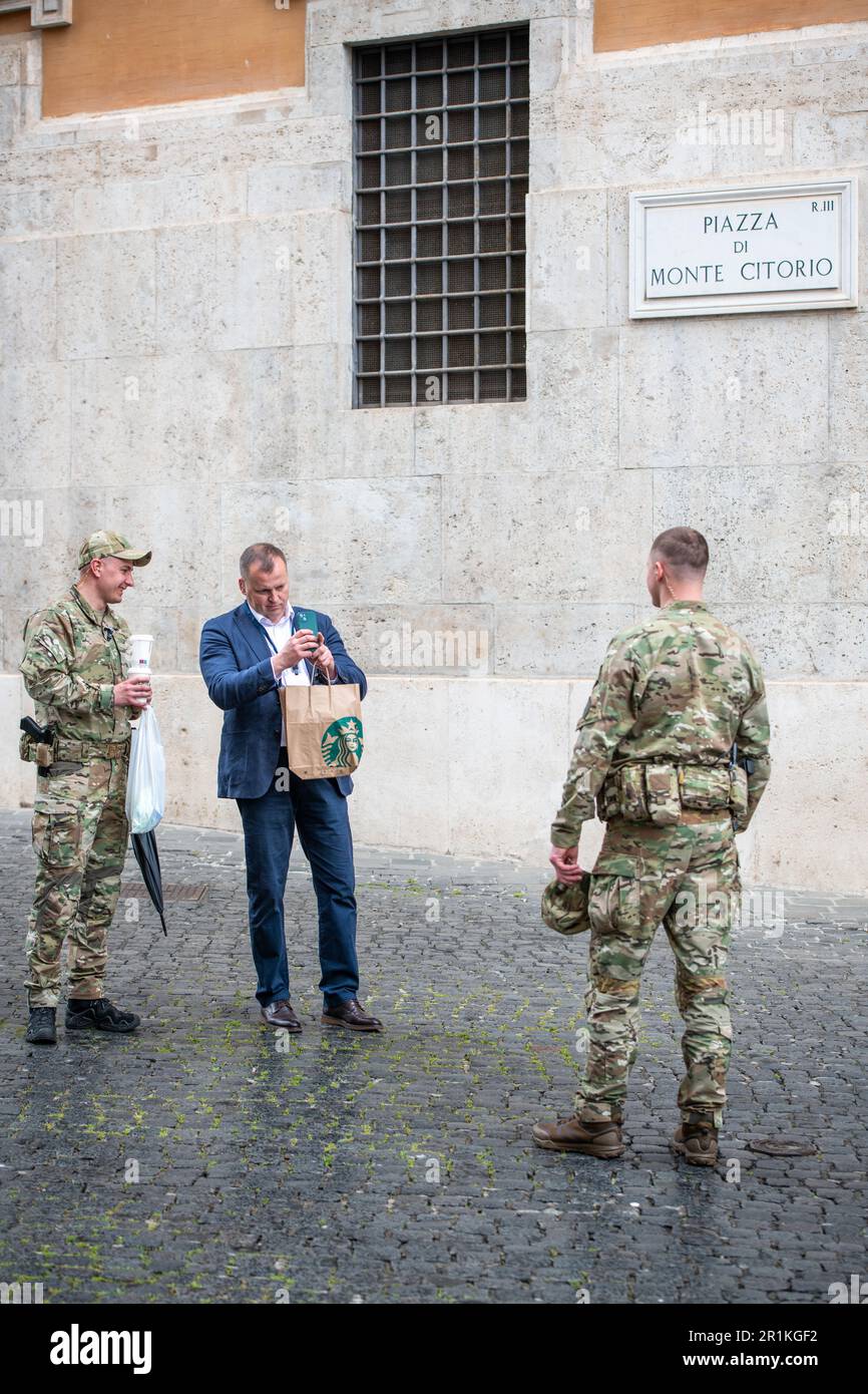 Deux soldats ukrainiens et un membre de la délégation ukrainienne ...