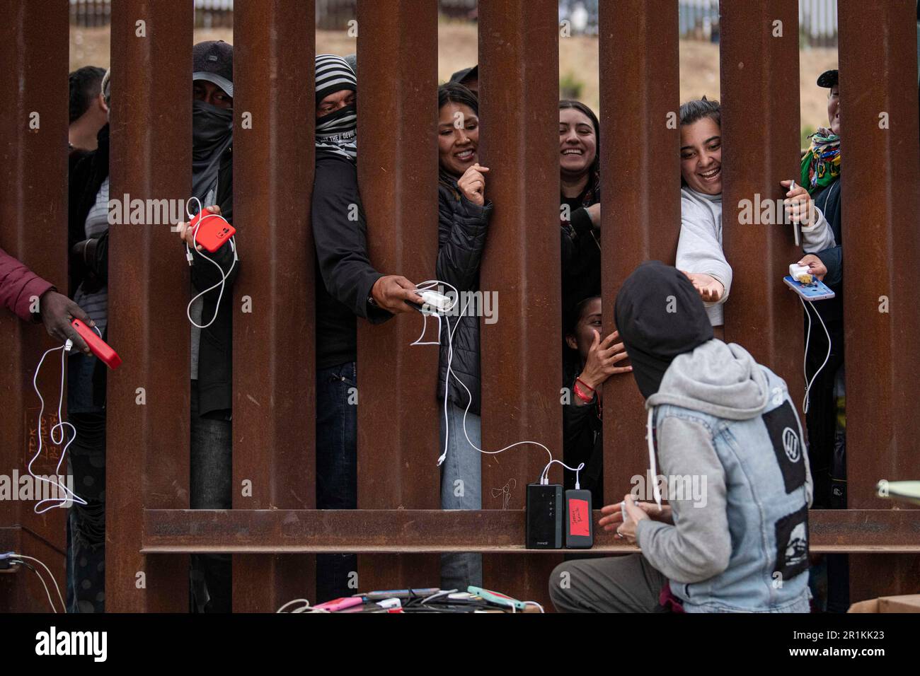 Les demandeurs d'asile tiennent leur téléphone par le mur de la ...