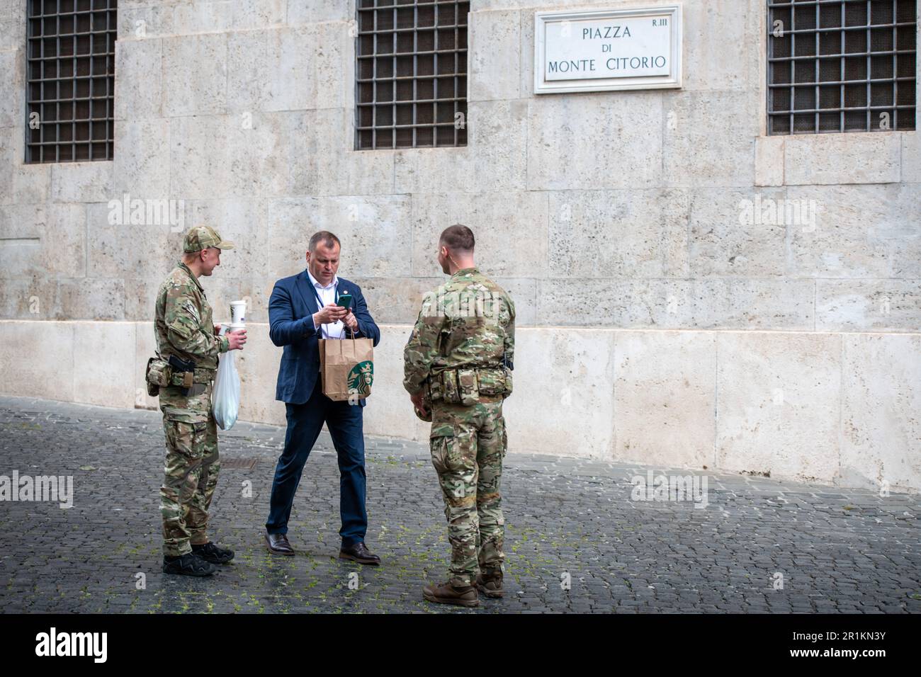 Deux soldats ukrainiens et un membre de la délégation ukrainienne ...