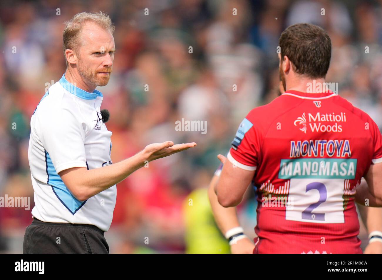 L'arbitre Wayne Barnes s'entretient avec Julian Montoya #2 de Leicester ...