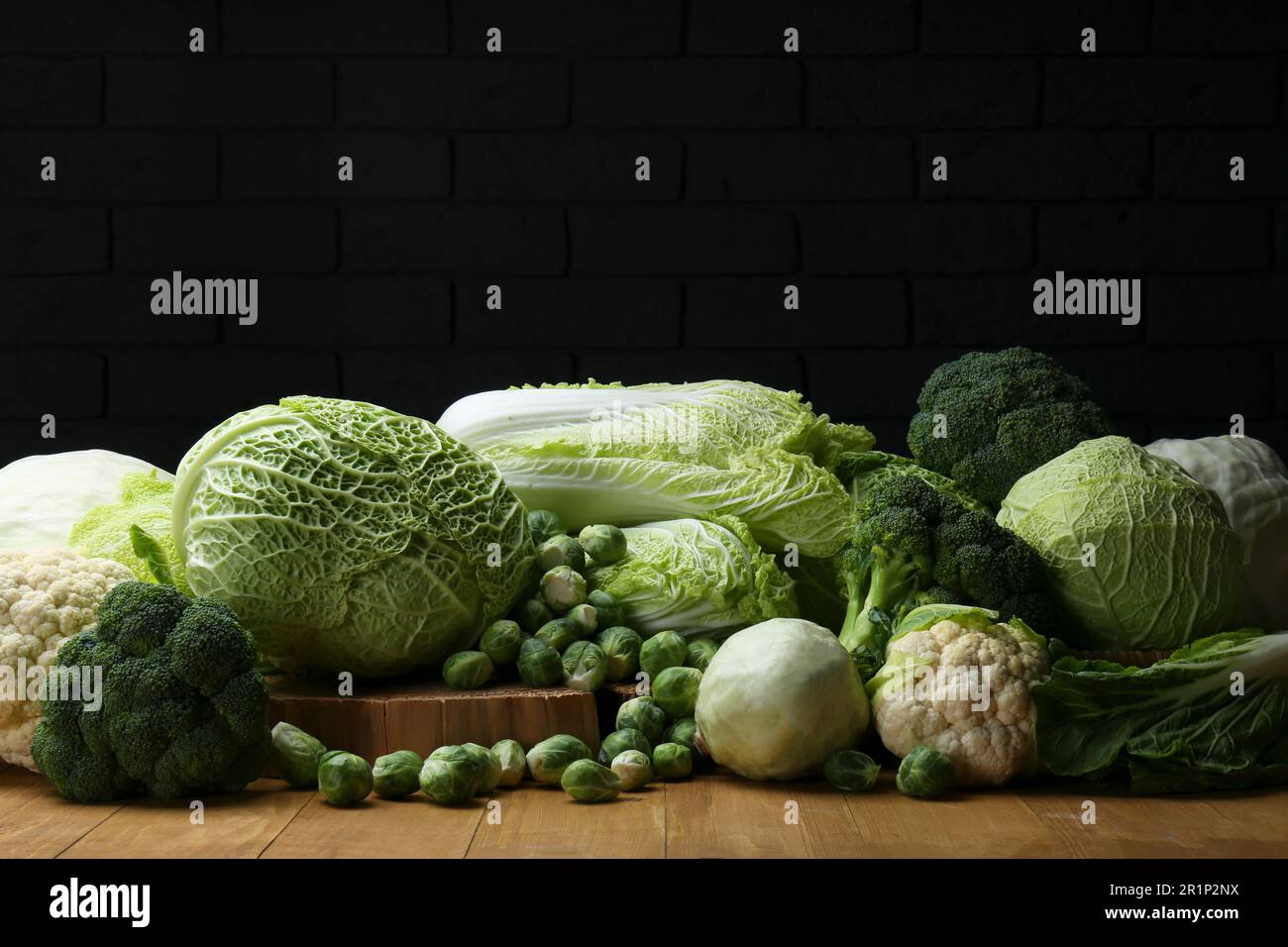 Beaucoup de différents types de chou frais sur une table en bois près ...