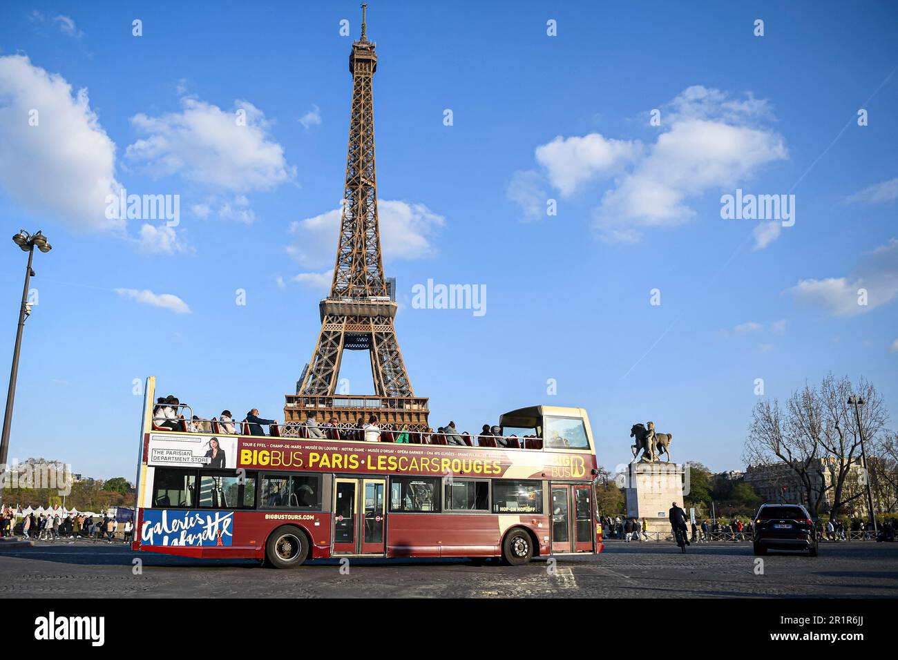 L'illustration montre un autocar touristique (avec la Tour Eiffel en ...