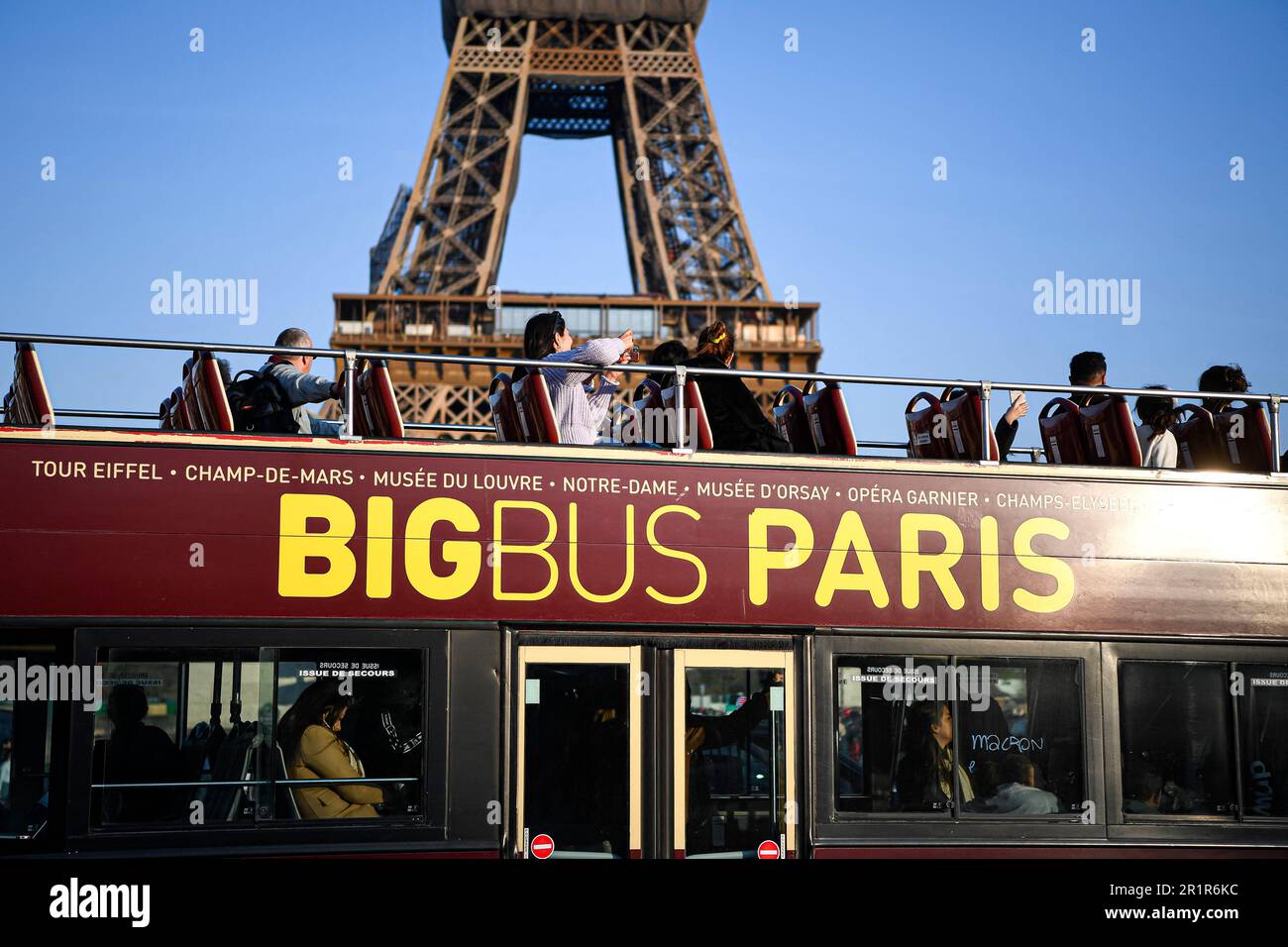 L'illustration montre un autocar touristique (avec la Tour Eiffel en ...