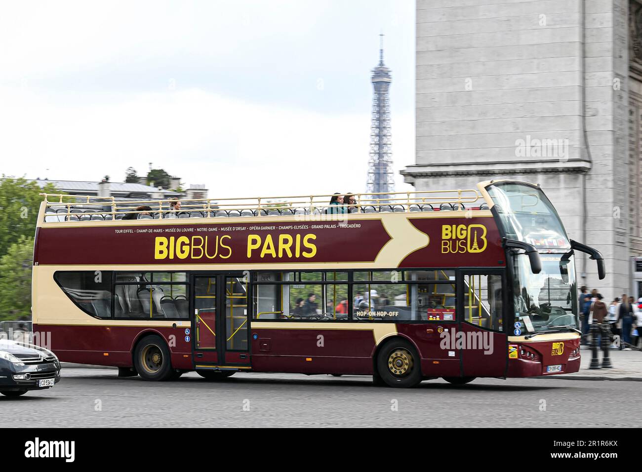 L'illustration montre un autocar touristique (avec la Tour Eiffel en ...