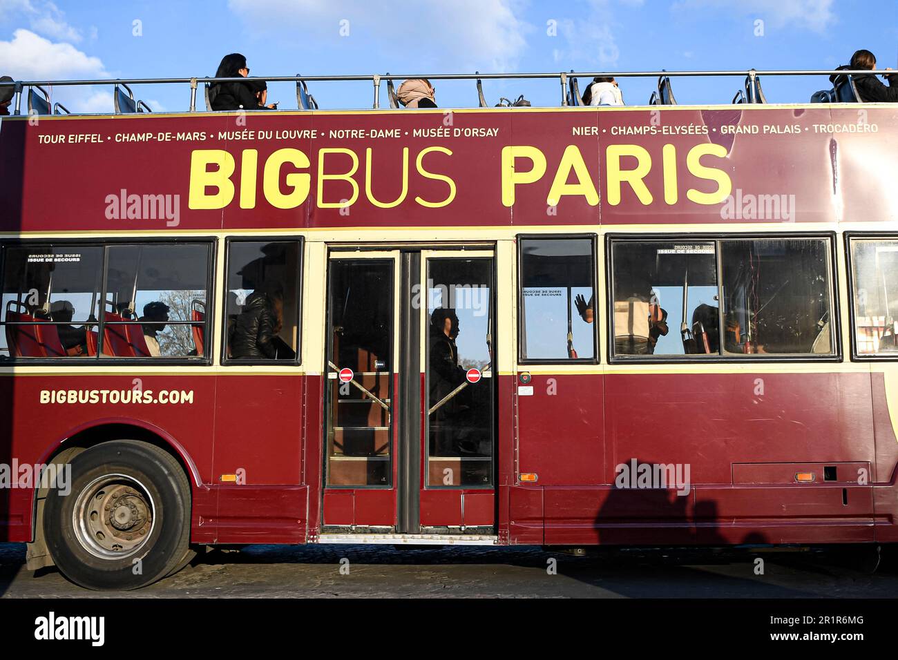 L'illustration montre un autocar touristique (avec la Tour Eiffel en ...