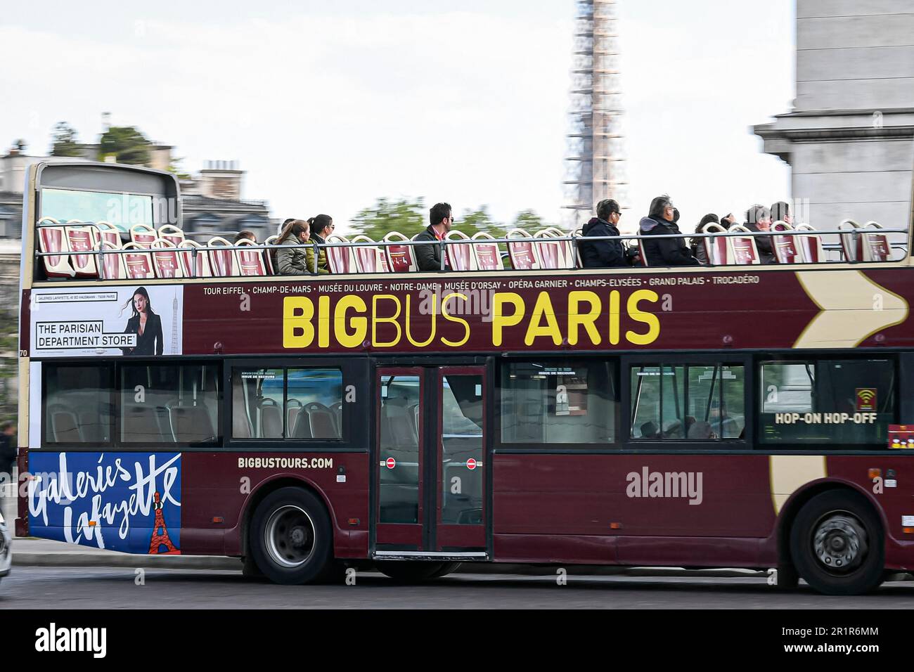 L'illustration montre un autocar touristique de Big bus Tours, le plus ...