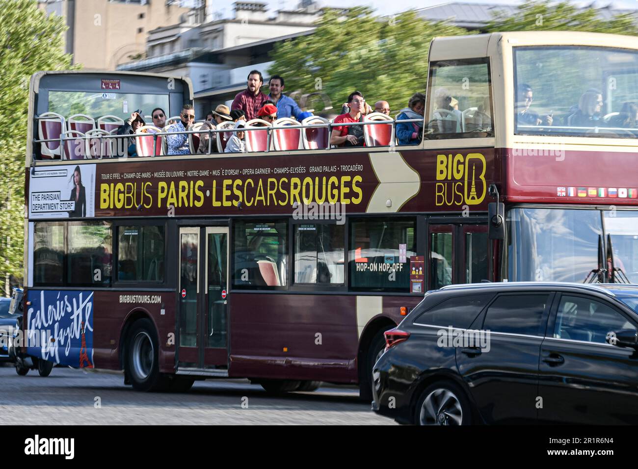 L'illustration montre un autocar touristique de Big bus Tours, le plus ...