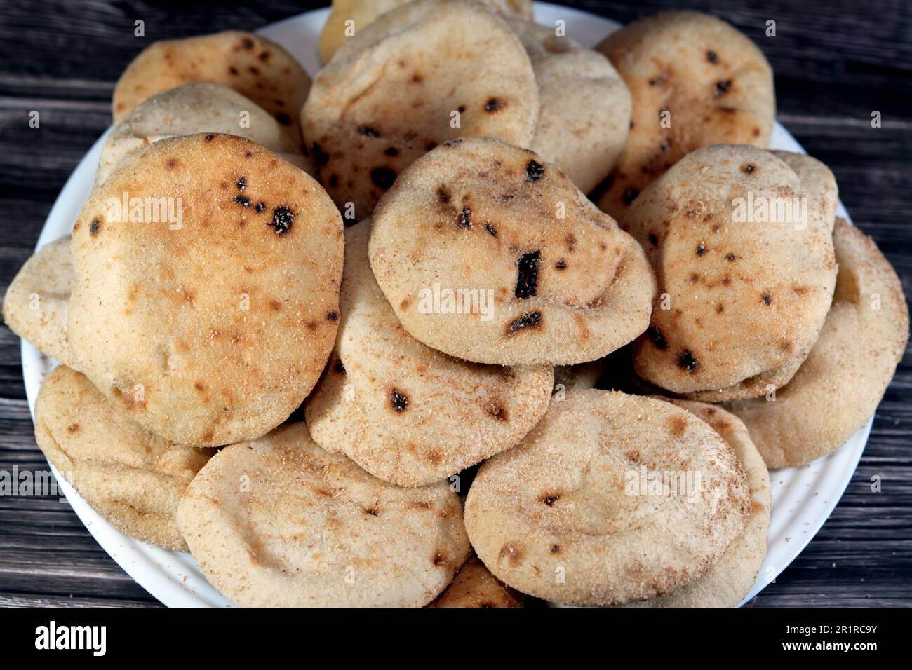 Mini pain plat traditionnel égyptien avec son de blé et farine, petit ...