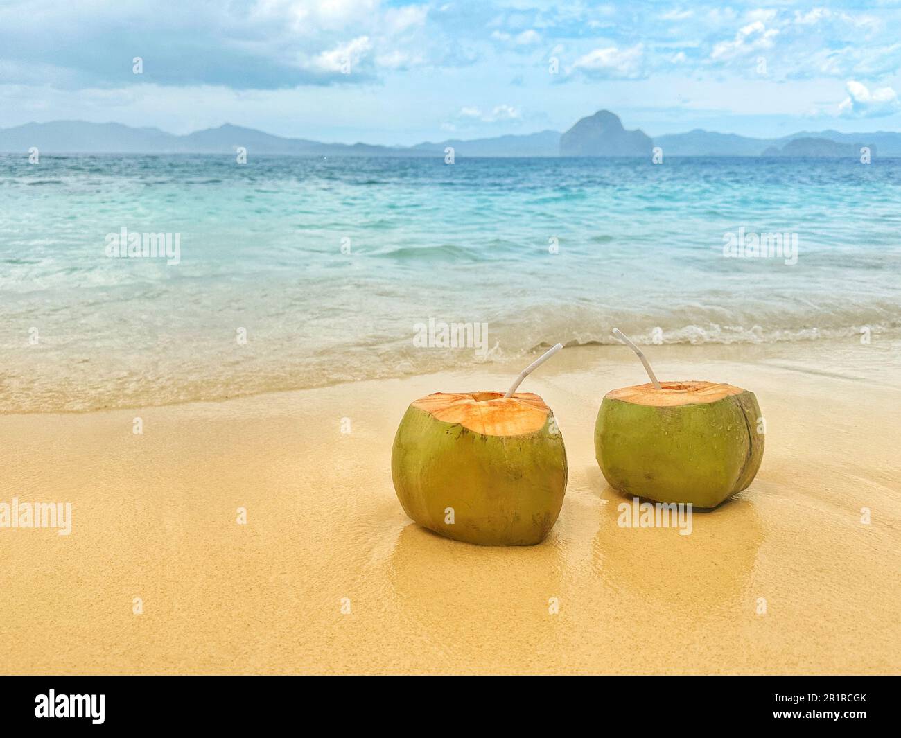 Deux boissons à la noix de coco sur la plage, Palawan, Mimaropa, Luzon ...