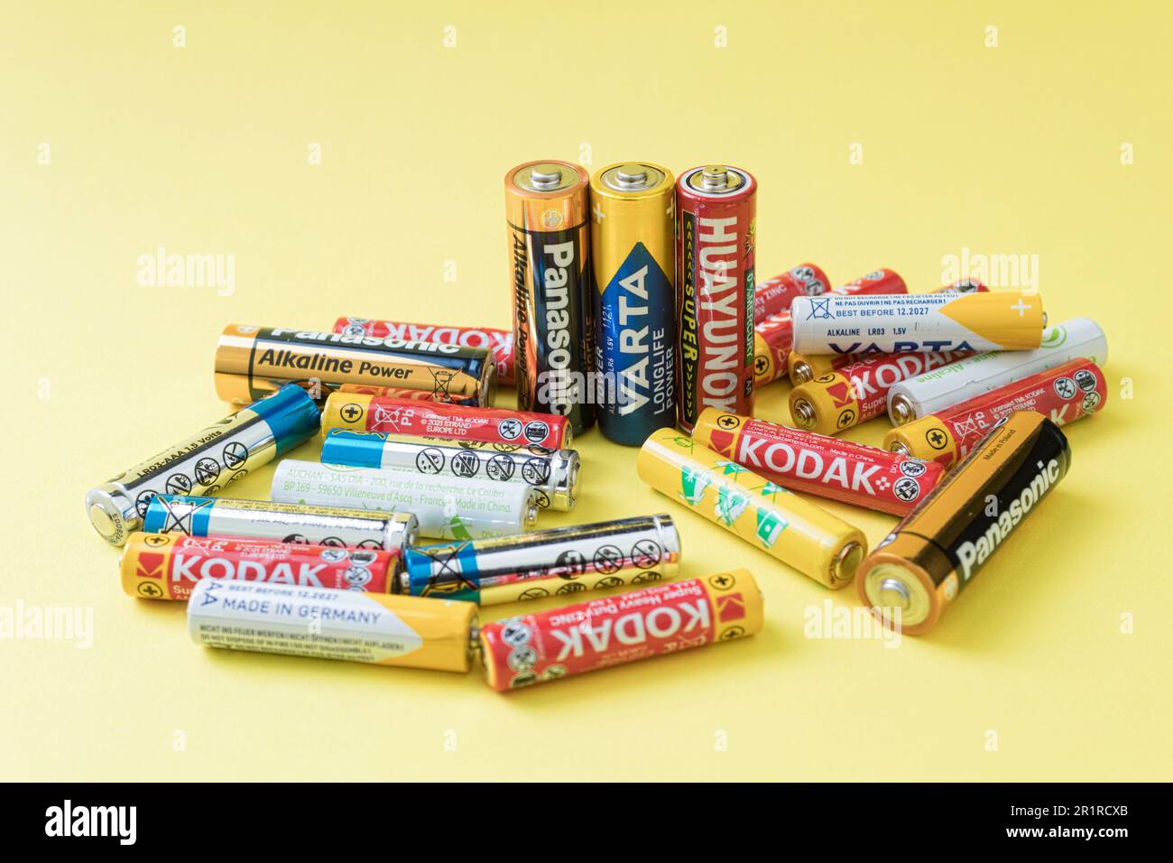 Varsovie, Pologne - 15 mai 2023 : piles usagées, différentes tailles et ...