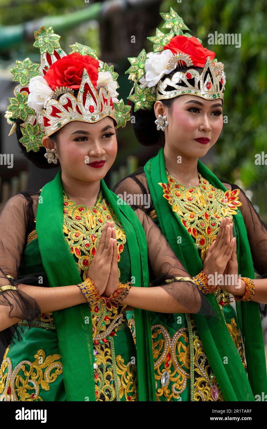 Costume traditionnel javanais Banque de photographies et d’images à ...