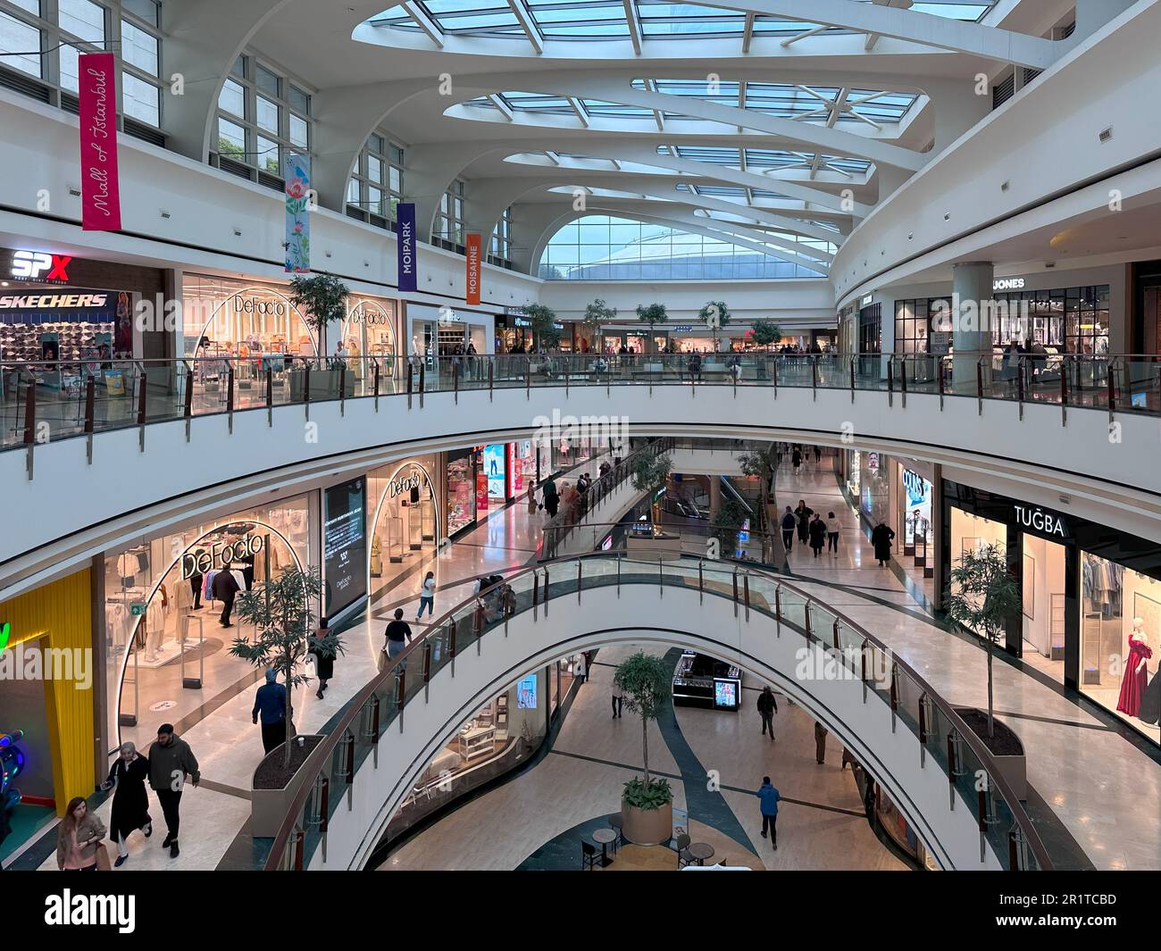 Intérieur du parc Istinye qui est l'un des plus populaires et célèbre centre commercial d ...