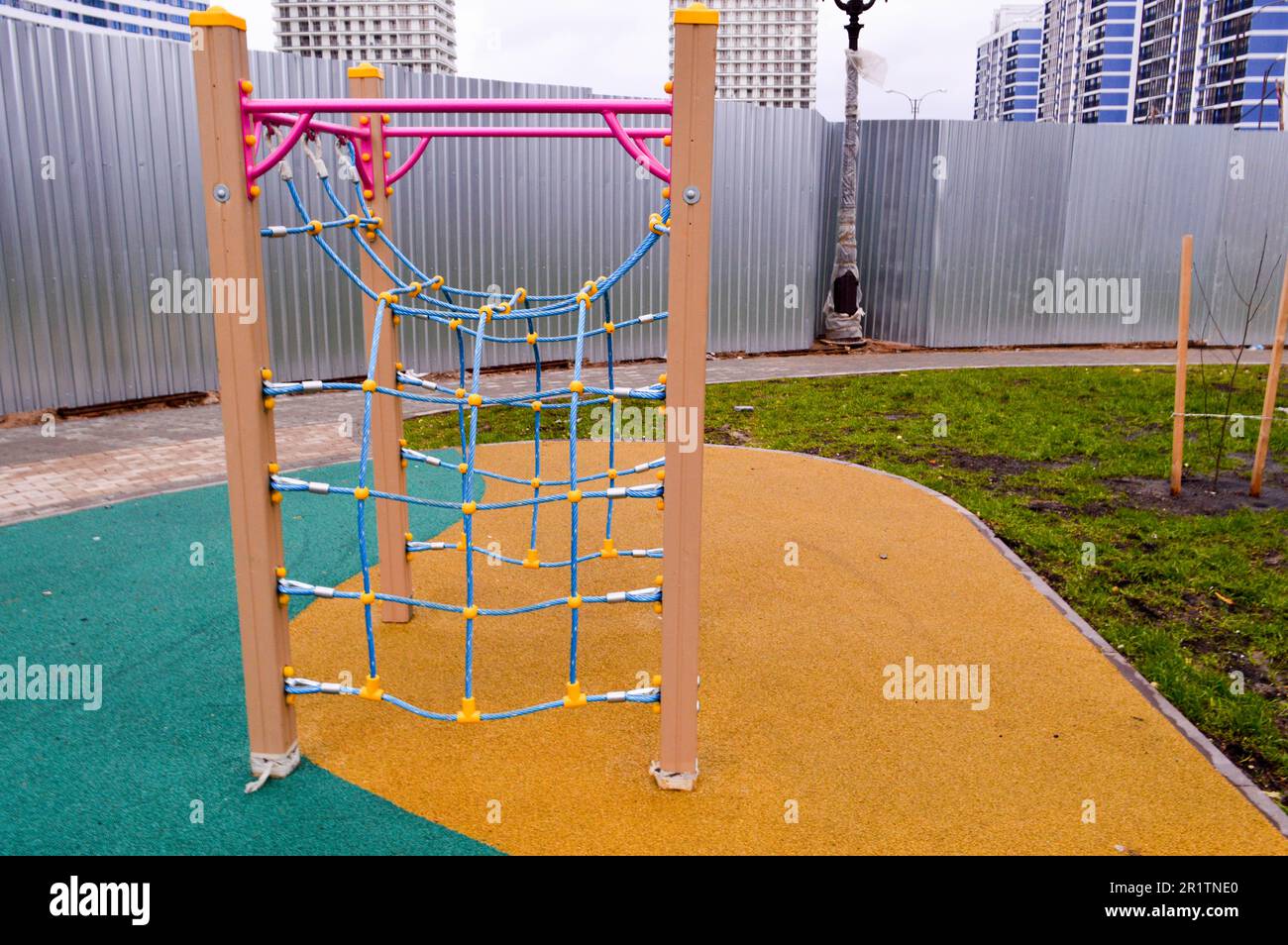 Nouveau terrain de jeu moderne et sûr en plein air avec équipement d'exercice et jouets dans un ...