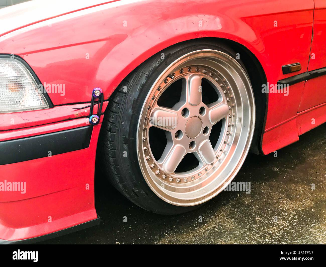 De belles grandes roues de course d'une voiture sport rouge avec une ...